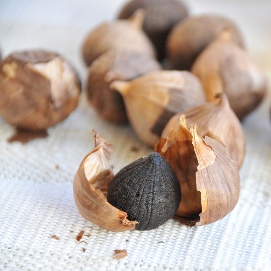 Ce este usturoiul negru și ce beneficii importante are pentru
